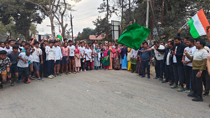 Marathon took place in Keshkal Ghat, Sanjay and Isha came first