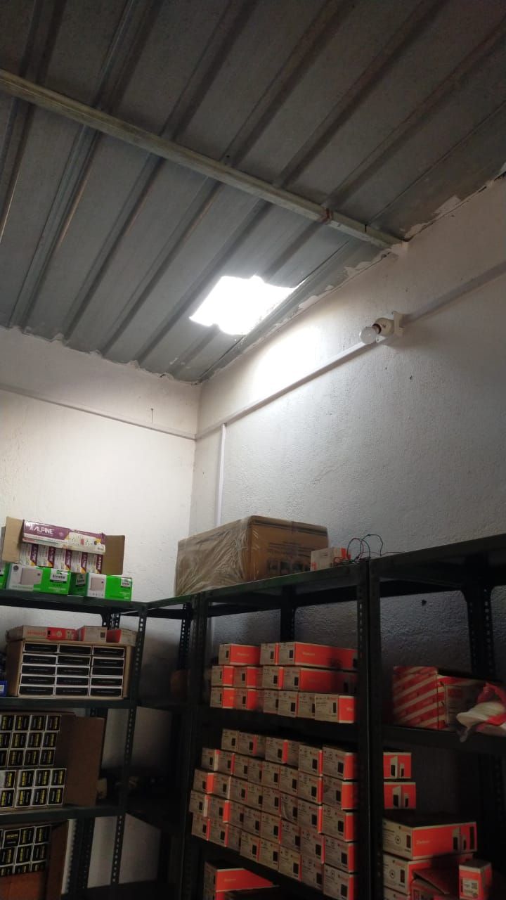 Cash stolen by cutting asbestos sheet of shop | दुकान का एसबेस्टस शीट ...