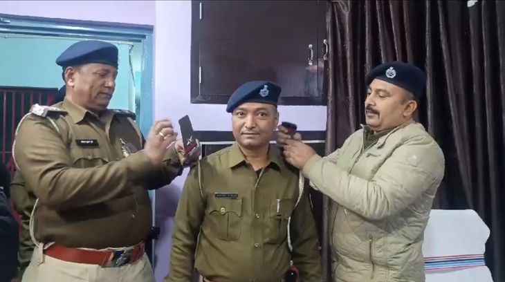 The station head put badges on three sub-inspectors on their promotion ...