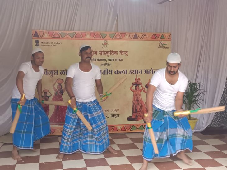 Artists presented a play on the condition of tribes in Lok Janjati ...