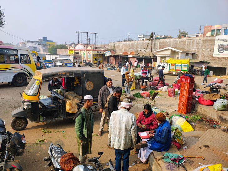 Wholesale vegetable market is being operated at the bus stand | बस ...