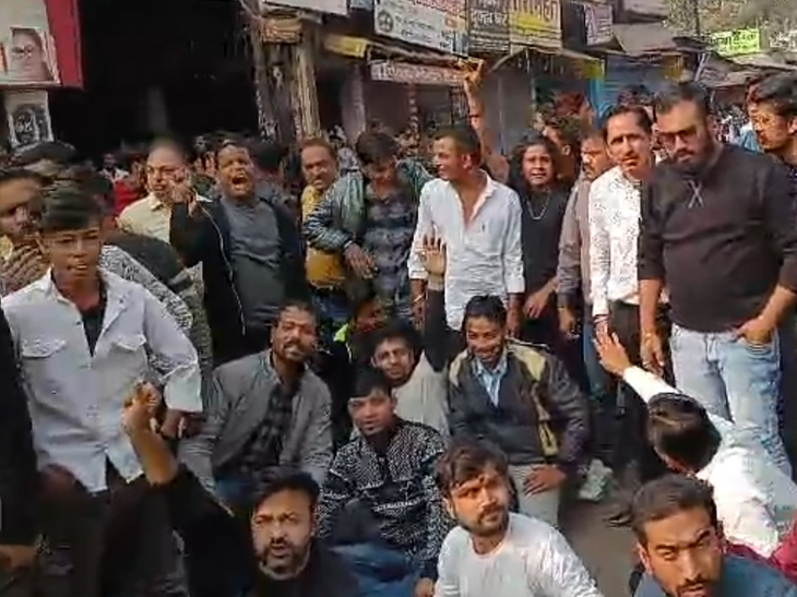 Demonstration of traders in Katra market of Sagar | दुकानों के सामने ...