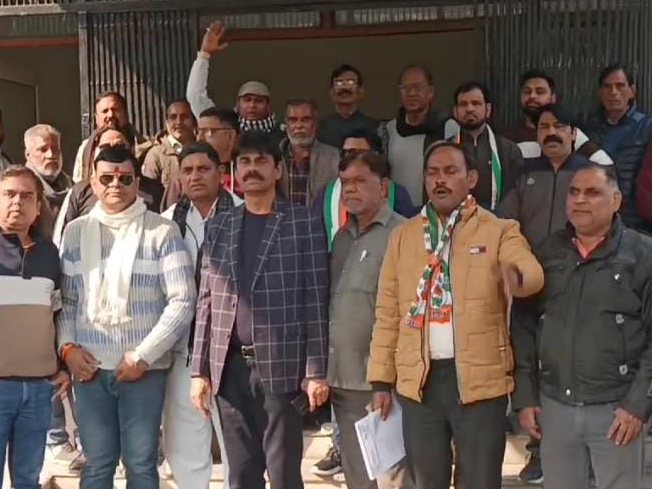 Congress workers gheraoed the collectorate, raised slogans
