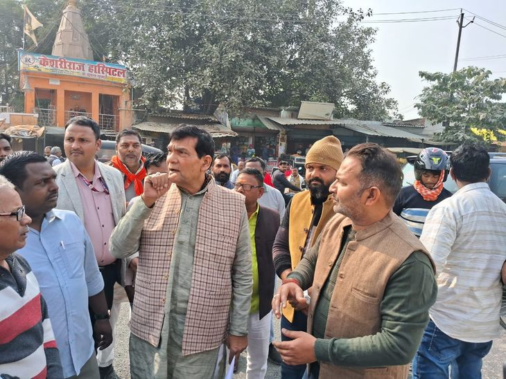 Demand to build a permanent bus stand in Muhammadabad Gohna