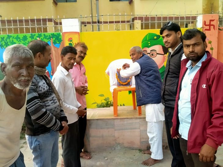 Congress workers paid tribute to Manmohan Singh in Chakia | चकिया मे ...