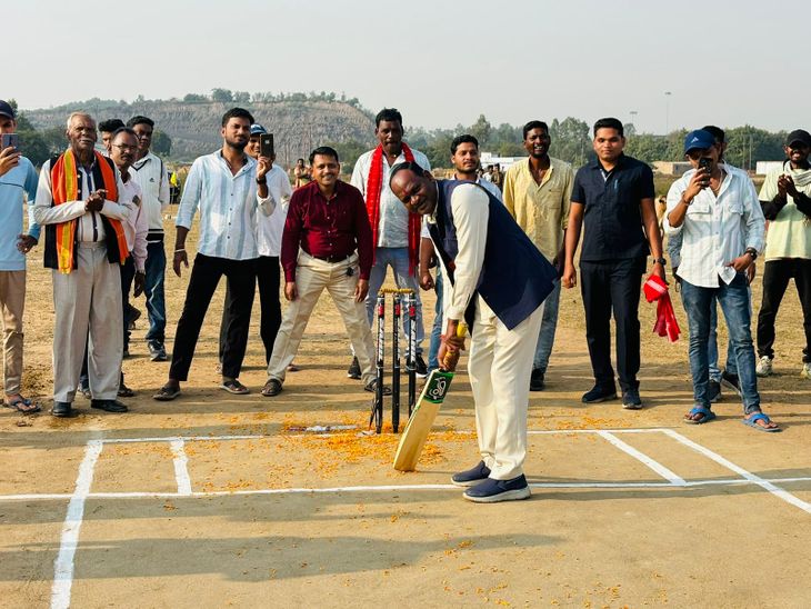 Katghora MLA inaugurated the cricket competition by batting | कटघोरा ...