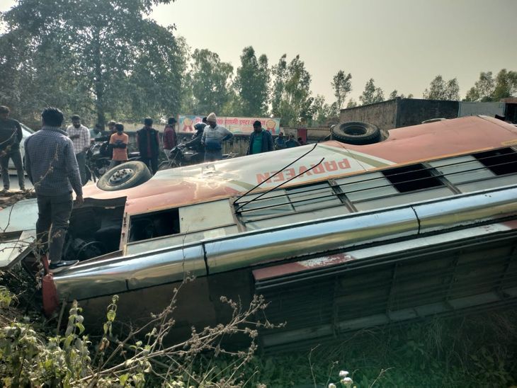 A bus full of passengers overturned in a ditch in Gonda | गोंडा में गड्‌ढे में पलटी यात्रियों से ...