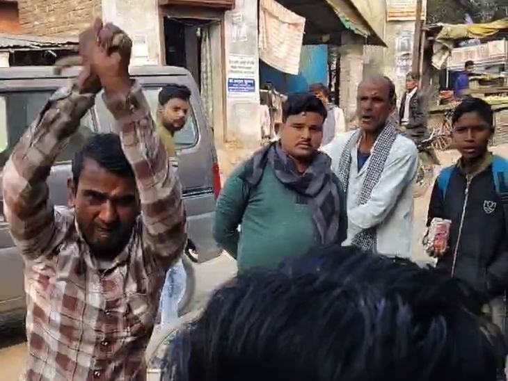Brother-in-law and sister-in-law fight with sticks and knives in ...