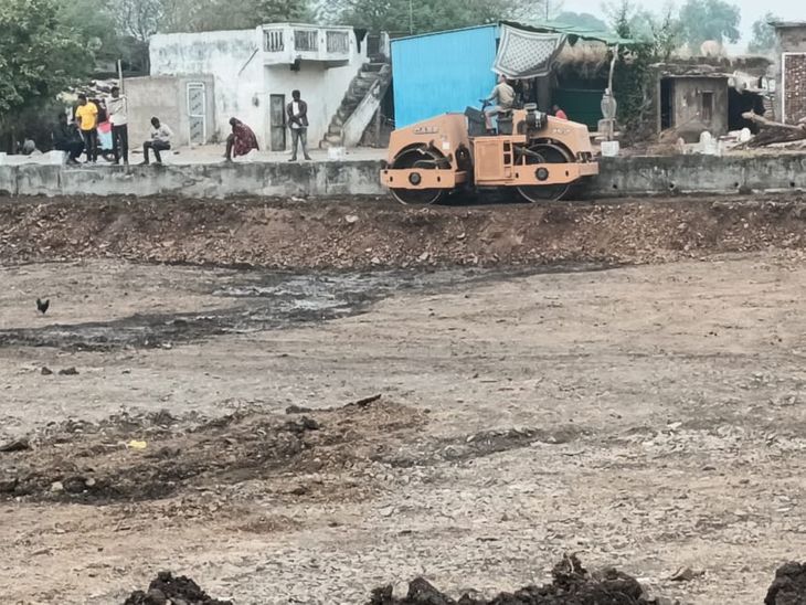 Beautification work of Phooltalai pond started in Manawar | मनावर में ...