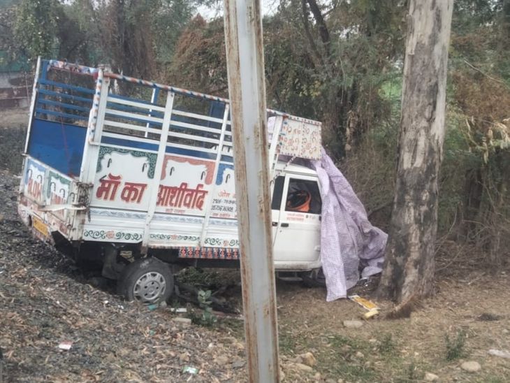 Uncontrolled loading vehicle fell down the road in Agar Malwa | आगर मालवा में अनियंत्रित लोडिंग ...