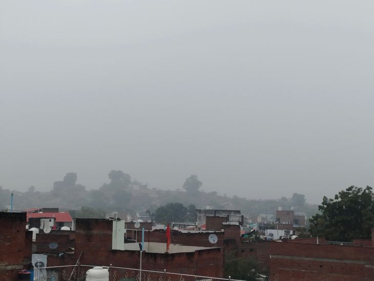 Mawthe rain continues in Datia since night | दतिया में रात से जारी है ...