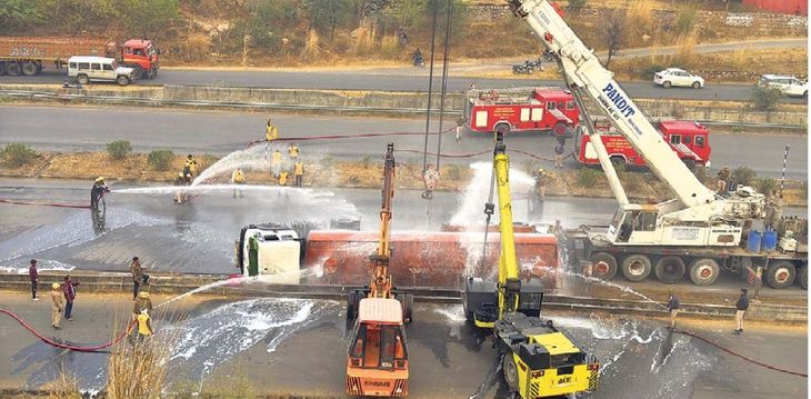 A tanker filled with 30 thousand liters of methanol overturned after ...