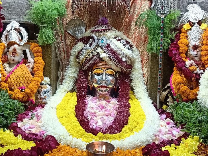 Rudra Abhishek of Baba Bateshwar with black sesame seeds on Shani ...