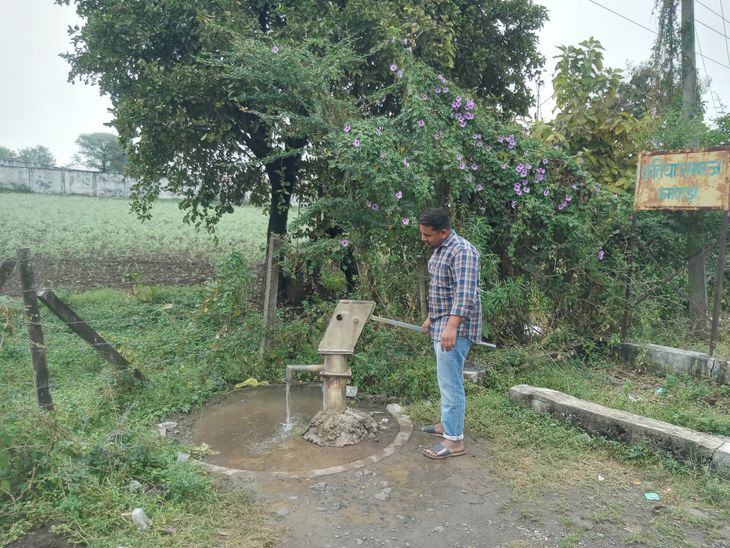 Dirty water is coming from the hand pump near Radhakrishna temple
