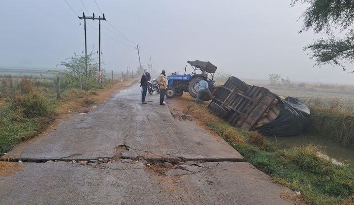 Overloaded trolley of paddy overturned in a ditch | धान की ओवरलोड भरी ...