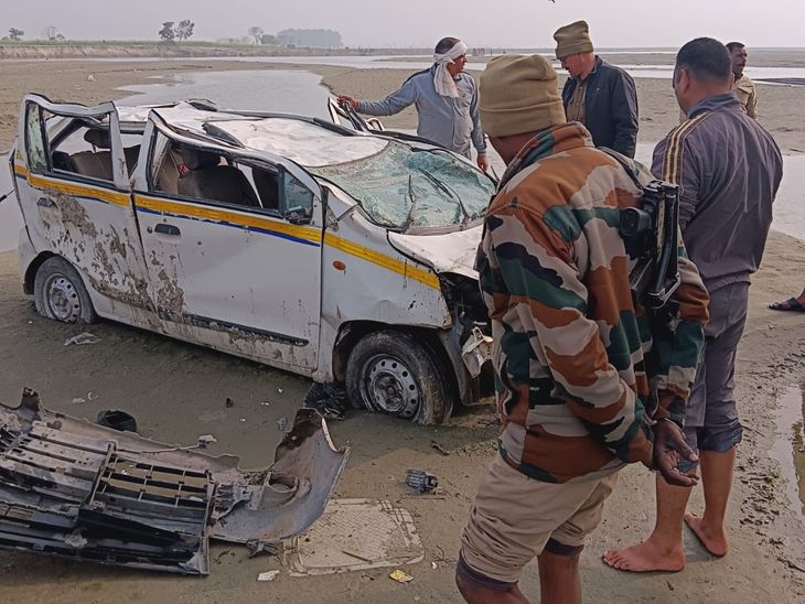 3 people died when a car fell from an incomplete bridge: | अधूरे पुल से ...