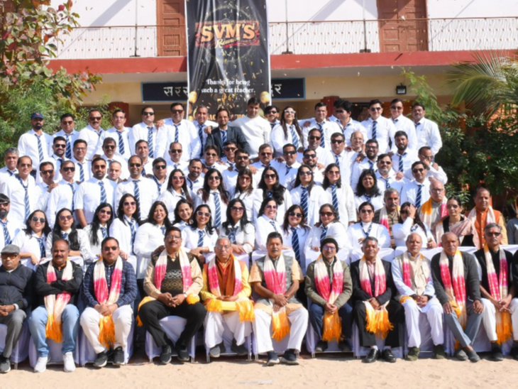 Alumni of 1995-96 batch met after 30 years | 30 साल बाद टिफिन और बैग लेकर स्कूल पहुंचे पूर्व ...