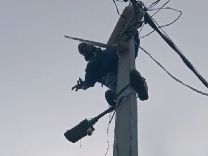 In Sambhal, a woman hit a lineman on a pole with a stick... VIDEO | पोल ...