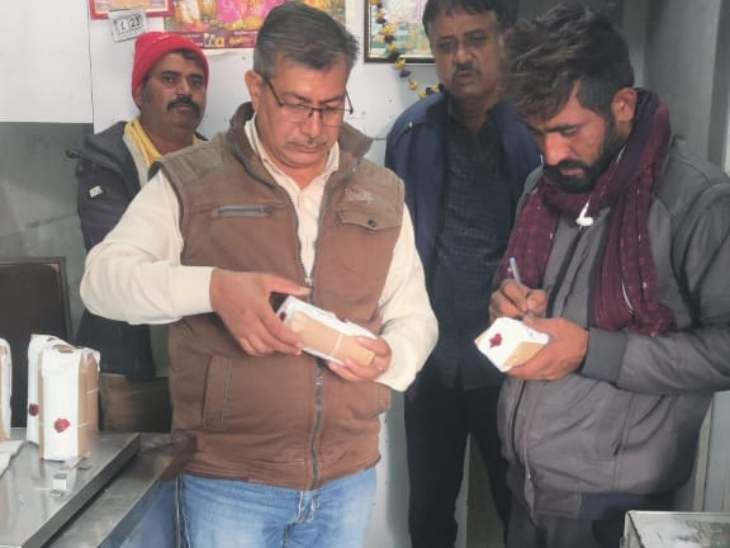 The team took samples of food items in Shivganj | टीम ने शिवगंज में लिए ...