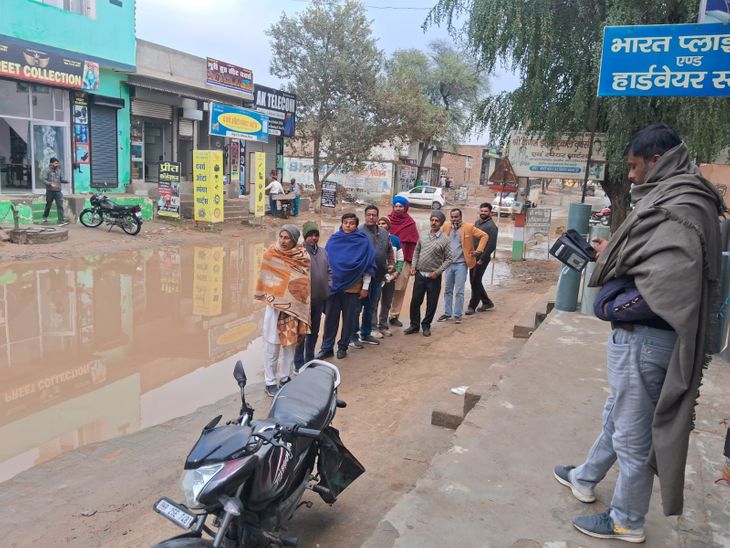 Sirsa Dabwali Goriwala road rain water collected | डबवाली में सड़क पर ...