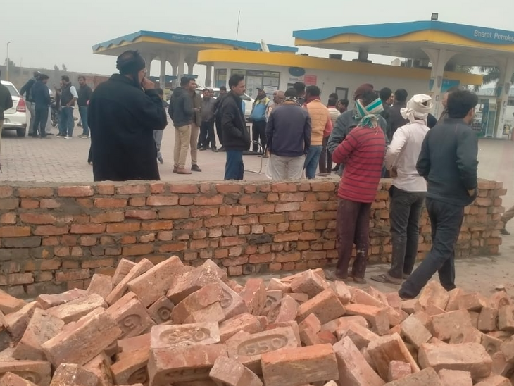 Construction of wall on the way to petrol pump in Bindki stopped ...