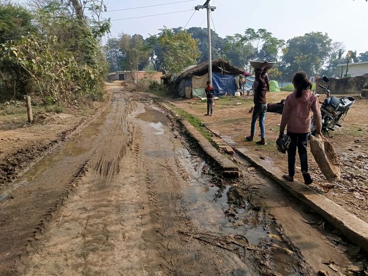 The condition of interlocking road in Tirgaon is bad | तीरगांव में ...