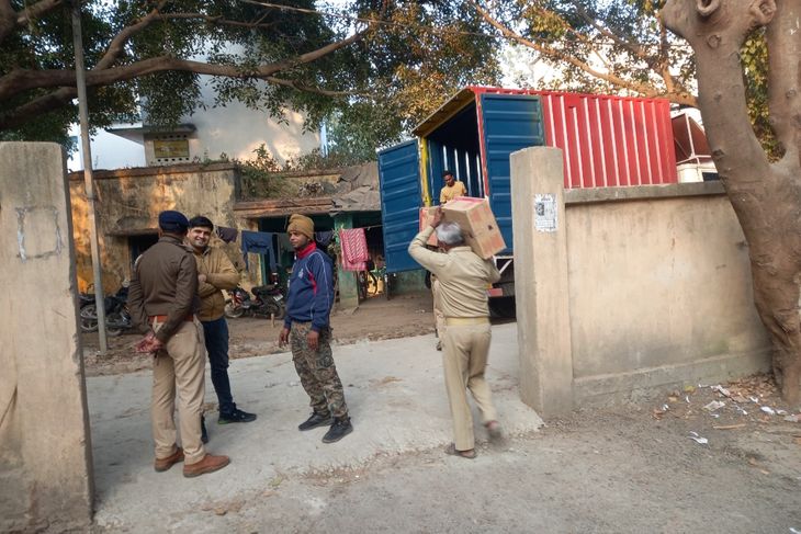 257 cartons of liquor seized, two smugglers arrested | 257 कार्टन शराब ...