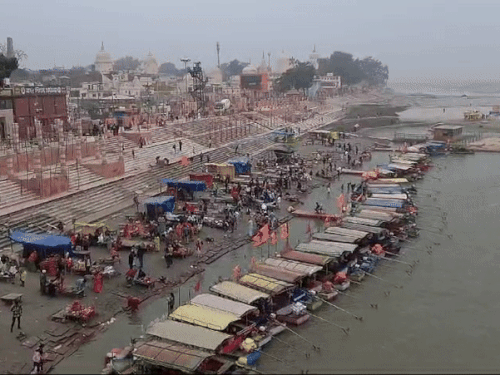 Weather changed in Ayodhya with strong winds