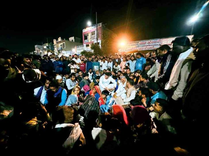 Congress leaders gathered in front of the police station in Dewas ...