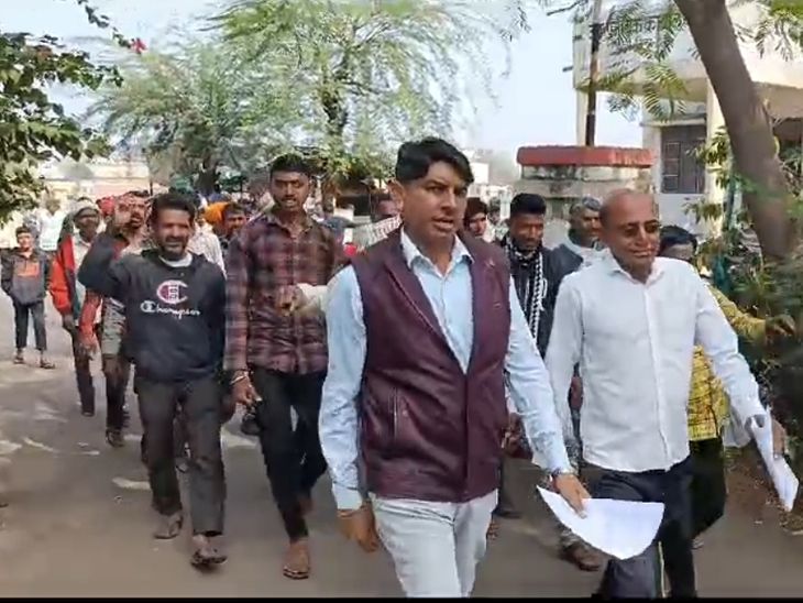 Farmers in Kukshi submitted a memorandum to the Tehsildar | कुक्षी में ...