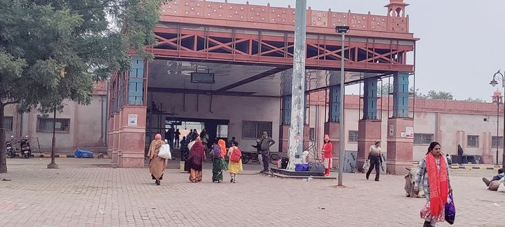 Railway station building shines with Dholpur stone, modified waiting ...