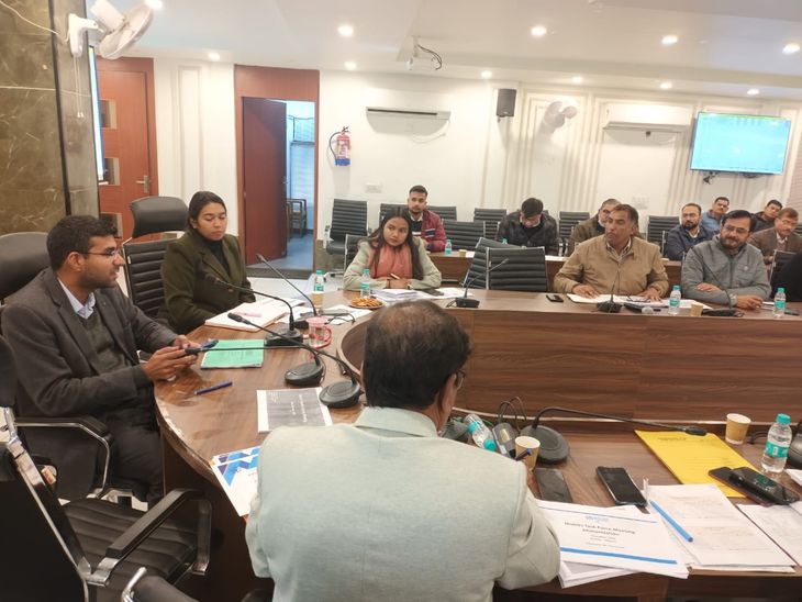 DM held a meeting with health officials in Meerut | मेरठ में DM ने ...