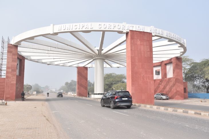 A grand gate with the design of Ashok Chakra is ready near Cantt | कैंट ...