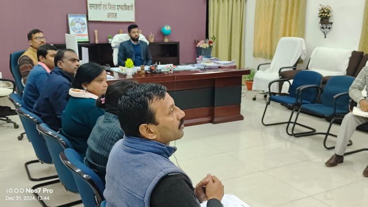 District Magistrate held a revenue review meeting and gave several instructions | जिलाधिकारी ने ...