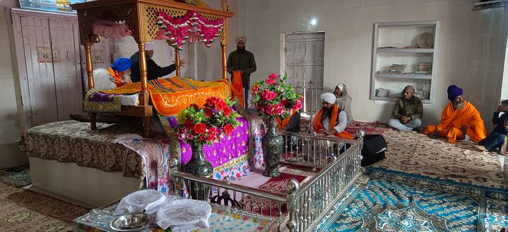 The diwan was decorated and shabad kirtan was performed