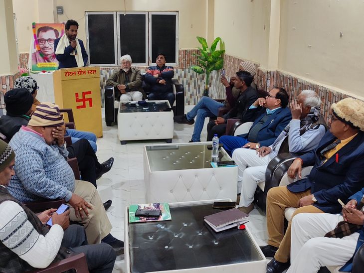 Organizing a poetry symposium in Duddhi | दुद्धी में काव्य गोष्ठी का ...