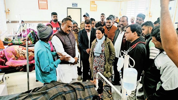 A pickup full of workers overturned between Delchi Bujurg-Barukhedi ...