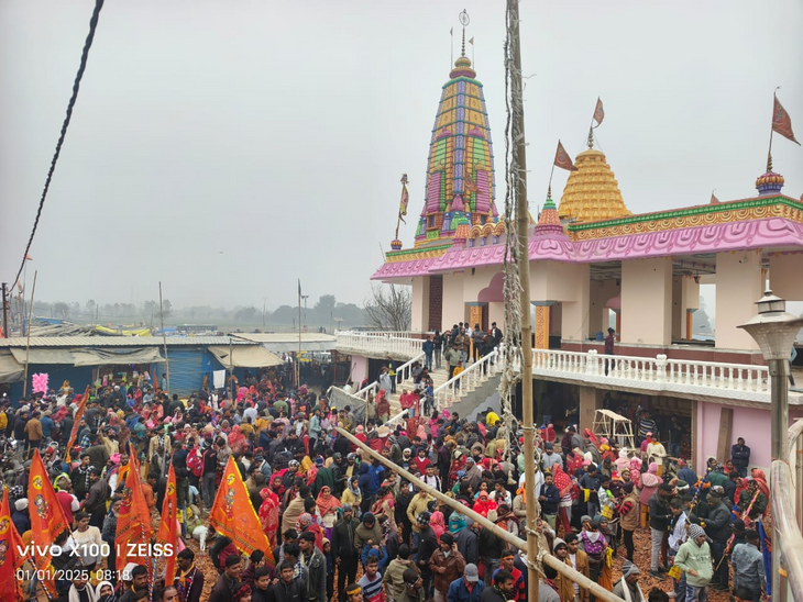 Lakhs of devotees reached the world famous Manauna Dham | नए साल में ...