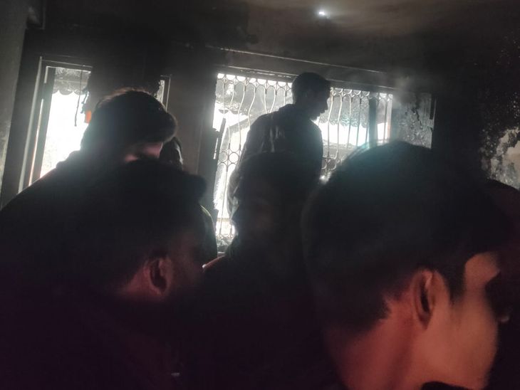 Bareilly huge fire broke out in a house in Kila police station area | किला थाना क्षेत्र में घर ...