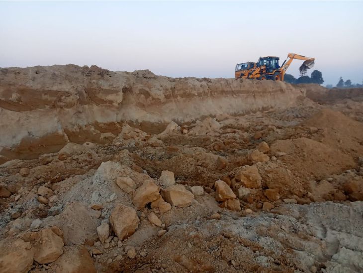 When the land went for ceiling, the soil worth crores was sold | सीलिंग ...