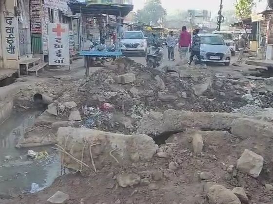 Open drain at Neelgar crossing becomes the reason for accidents | नीलगर ...