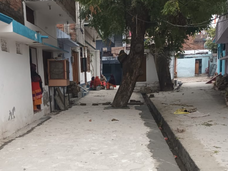 The road was made by placing the drain in the middle telibagh lko ...