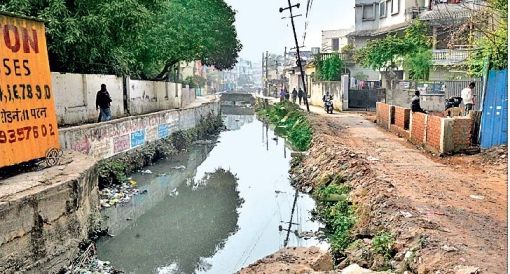 Proposal prepared for the third time to build a road on the drain from ...