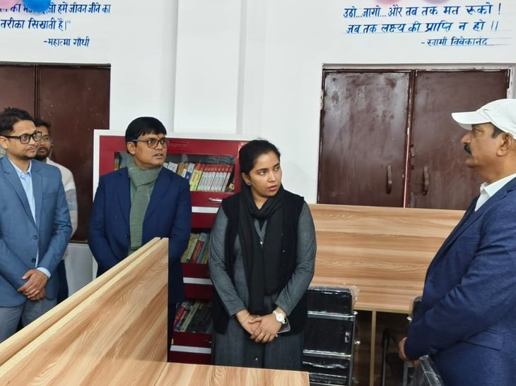 DM inaugurated the library and the constructed Jeevika Bhawan | पुस्तकालय-जीविका भवन का DM ने ...