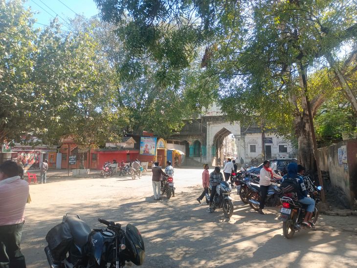 Encroachment removed from the main gate of the fort in Sendhwa | सेंधवा ...