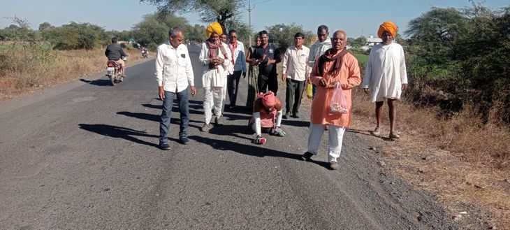 People welcomed Dandvat Baba who was on a pilgrimage to Dwarkadhish and ...