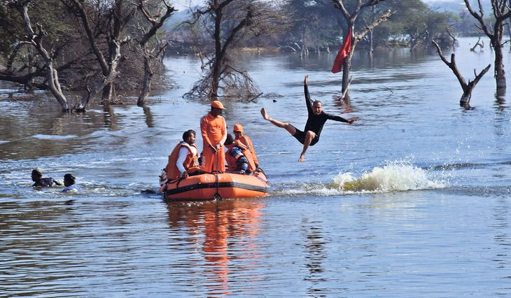 Mock drill; NDRF jumped into 10 feet deep dirty water of Genaani and ...