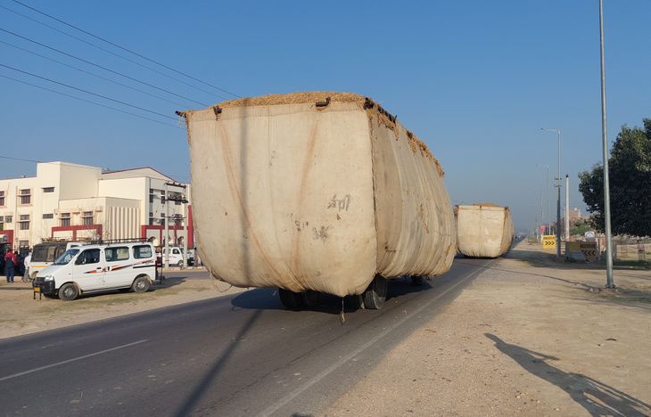 Death running on the roads! Trouble due to overloaded trucks and straw ...