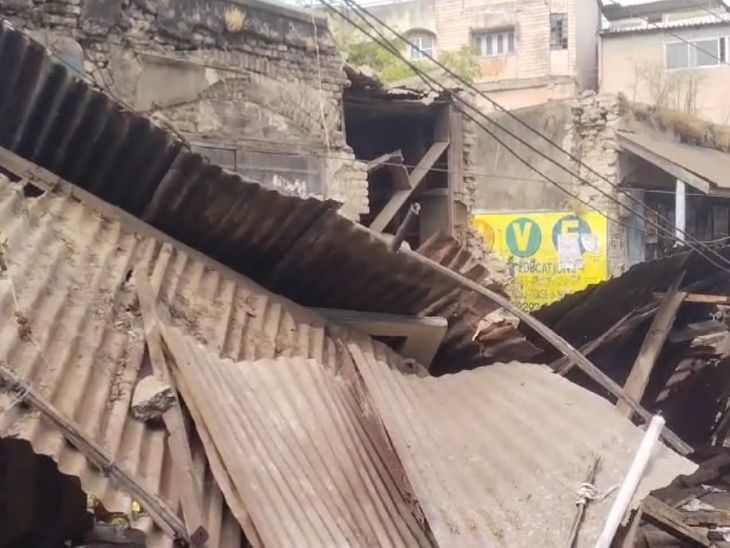 The wall of the years old market of Dewas collapsed | देवास के वर्षों ...