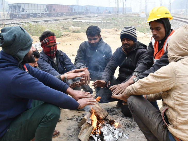 The bonfires faded in the face of melting and cold winds | कोहरे की ...